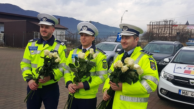 Polițiștii au împărțit zâmbete și flori de Ziua Femeii
