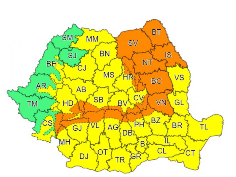 Cod portocaliu de ninsori abundente şi viscol. Drumarii au scos ...