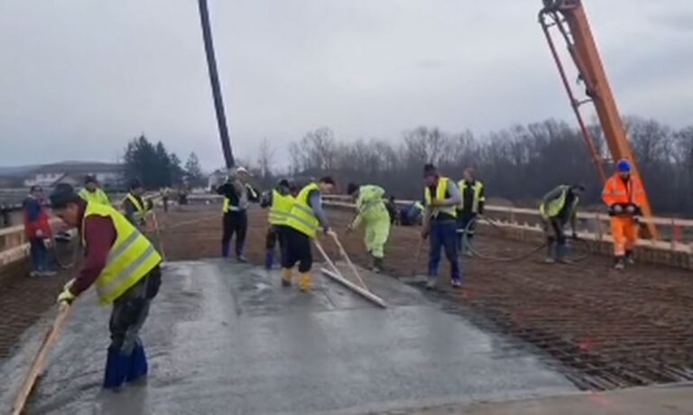 Video. Se toarnă betonul pe podul de la Girov