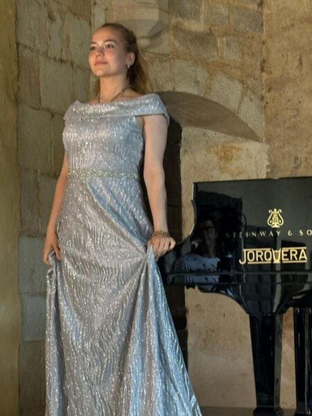 „Eternul Eminescu” celebrat la Piatra Neamț de actrița Ioana Calotă ...