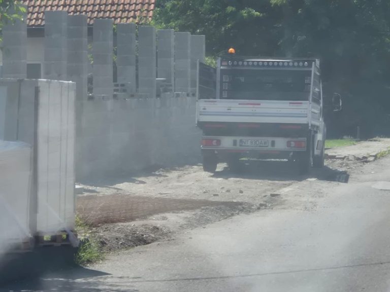 Amenzi pentru distrugerea unui trotuar: Lucrările la o casă de pe ...